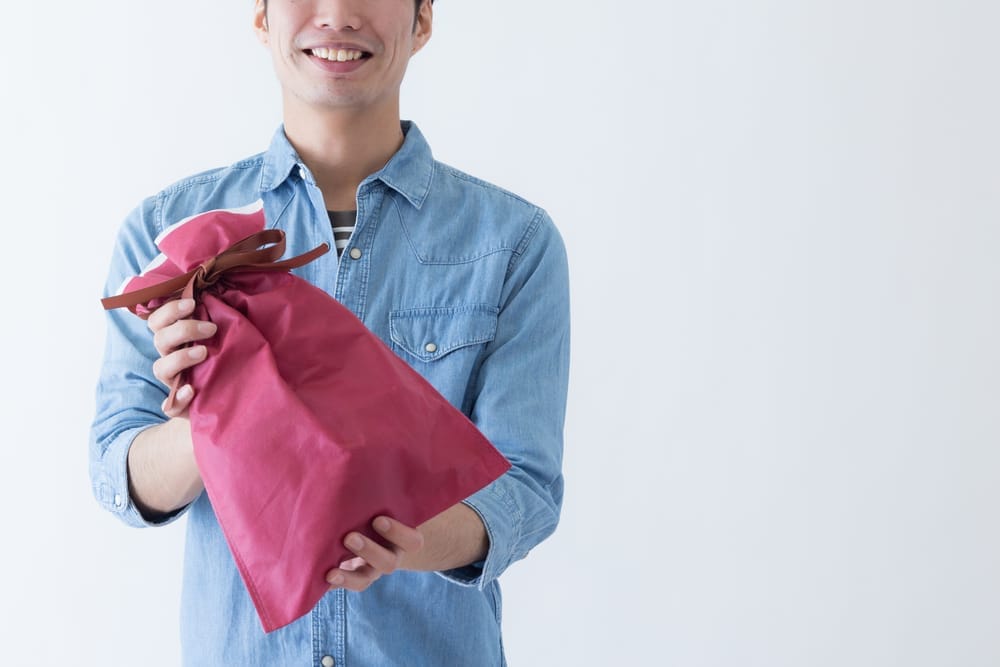 男性が喜ぶクリスマスプレゼント｜年代・関係性別の予算相場・おすすめ体験ギフトを紹介